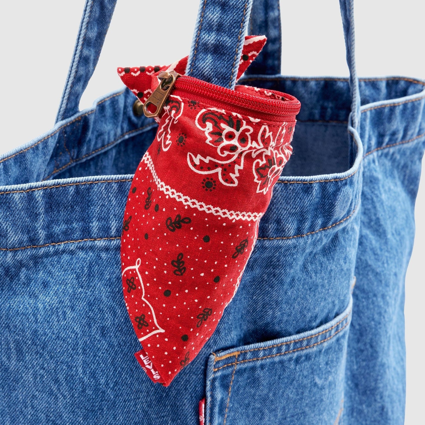 Levi's® Women's Bandana Bag Charm - Da0917 Lse_bubble Ssnl Logo Heart ...